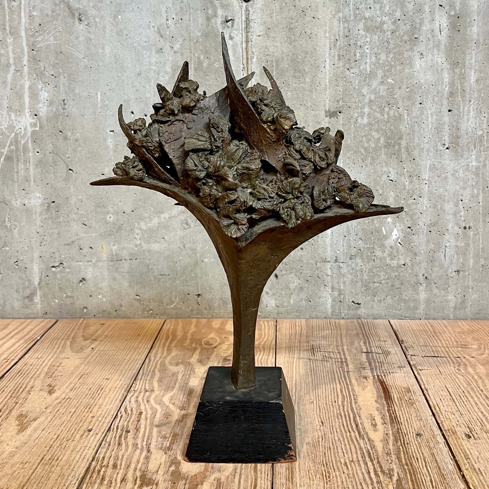 Bronze Brutalist Sculpture Stylized Bouquet of Flowers – RT Facts